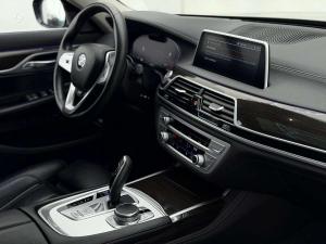 Grey BMW 740 2020 in Vilnius, with an engine capacity of 2.99 L and mileage of 222 thousand km for 33999 €, photo 17 on AUTOMOTO.COM.LV