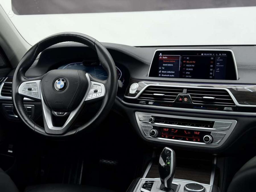 Grey BMW 740 2020 in Vilnius, with an engine capacity of 2.99 L and mileage of 222 thousand km for 33999 €, photo 19 on AUTOMOTO.COM.LV