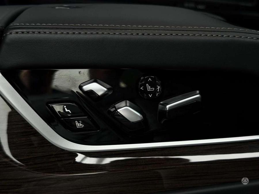 Grey BMW 740 2020 in Vilnius, with an engine capacity of 2.99 L and mileage of 222 thousand km for 33999 €, photo 22 on AUTOMOTO.COM.LV