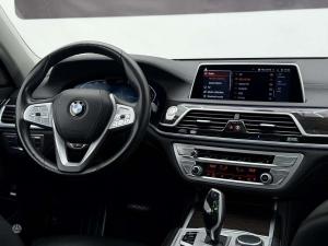 Pelēks BMW 740 2020 Viļņa, ar dzinēja tilpumu 2.99 L un nobraukumu 222 tūkst. km par 30600 €, foto 19 vietnē AUTOMOTO.COM.LV