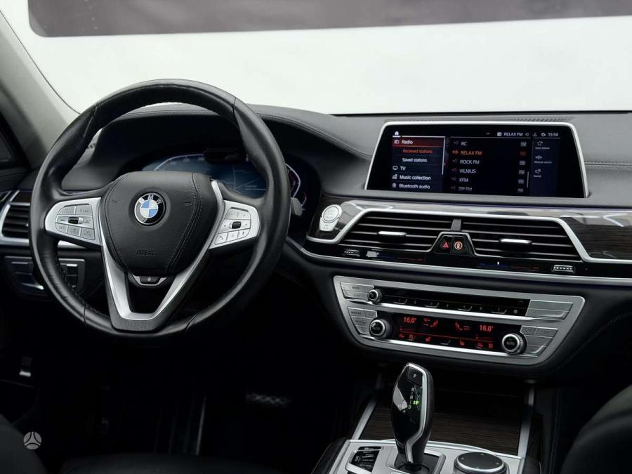 Pelēks BMW 740 2020 Viļņa, ar dzinēja tilpumu 2.99 L un nobraukumu 222 tūkst. km par 30600 €, foto 19 vietnē AUTOMOTO.COM.LV