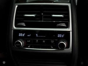 Pelēks BMW 740 2020 Viļņa, ar dzinēja tilpumu 2.99 L un nobraukumu 222 tūkst. km par 30600 €, foto 21 vietnē AUTOMOTO.COM.LV