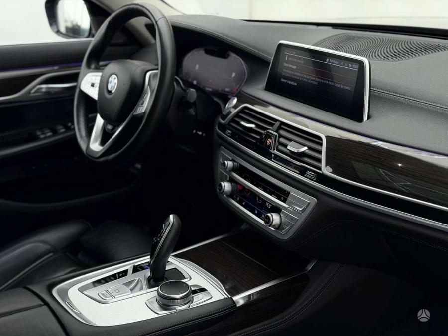 Pelēks BMW 740 2020 Viļņa, ar dzinēja tilpumu 2.99 L un nobraukumu 222 tūkst. km par 29999 €, foto 17 vietnē AUTOMOTO.COM.LV