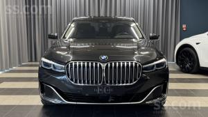 Grey BMW 740 2021 in Riga, with an engine capacity of 3.00 L and mileage of 121 thousand km for 41990 €, photo 3 on AUTOMOTO.COM.LV