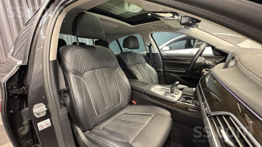 Grey BMW 740 2021 in Riga, with an engine capacity of 3.00 L and mileage of 121 thousand km for 41990 €, photo 13 on AUTOMOTO.COM.LV