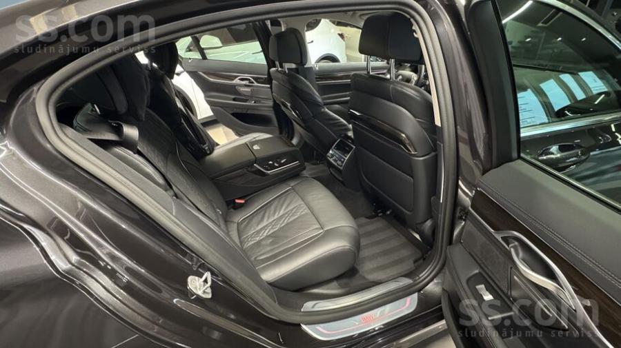 Grey BMW 740 2021 in Riga, with an engine capacity of 3.00 L and mileage of 121 thousand km for 41990 €, photo 14 on AUTOMOTO.COM.LV