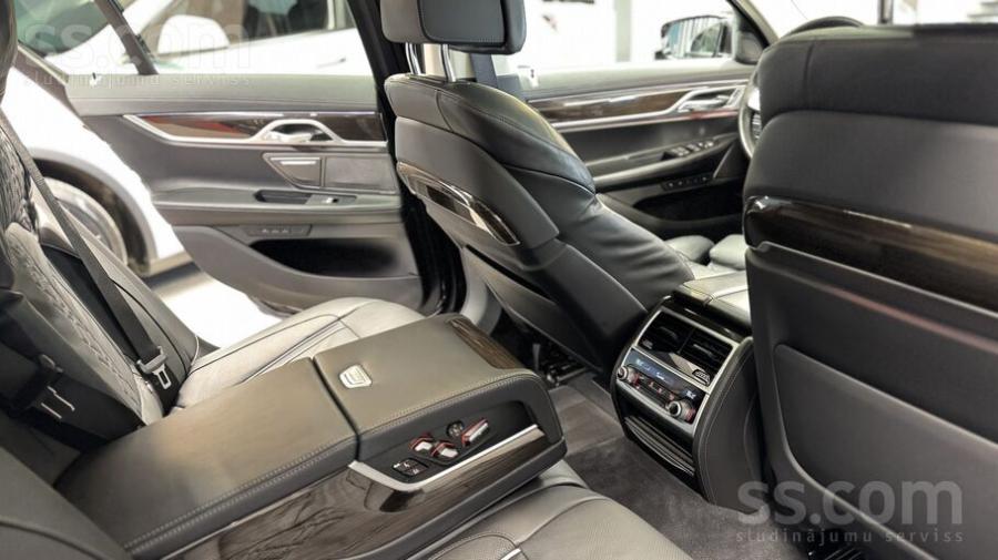 Grey BMW 740 2021 in Riga, with an engine capacity of 3.00 L and mileage of 121 thousand km for 41990 €, photo 16 on AUTOMOTO.COM.LV