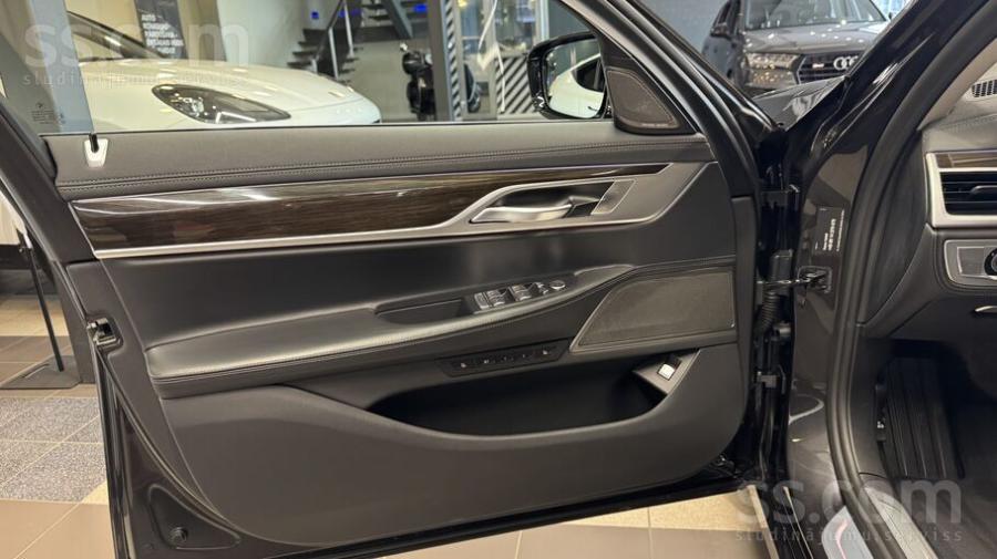 Grey BMW 740 2021 in Riga, with an engine capacity of 3.00 L and mileage of 121 thousand km for 41990 €, photo 21 on AUTOMOTO.COM.LV