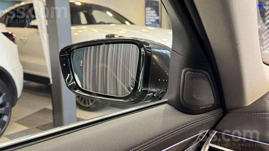 Grey BMW 740 2021 in Riga, with an engine capacity of 3.00 L and mileage of 121 thousand km for 41990 €, photo 31 on AUTOMOTO.COM.LV