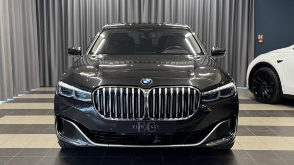 Grey BMW 740 2021 in Riga, with an engine capacity of 3.00 L and mileage of 121 thousand km for 41990 €, photo 1 on AUTOMOTO.COM.LV