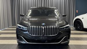 Grey BMW 740 2021 in Riga, with an engine capacity of 3.00 L and mileage of 121 thousand km for 41990 €, photo  on AUTOMOTO.COM.LV