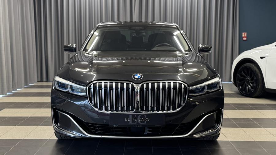 Grey BMW 740 2021 in Riga, with an engine capacity of 3.00 L and mileage of 121 thousand km for 41990 €, photo 1 on AUTOMOTO.COM.LV