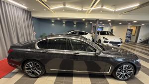 Grey BMW 740 2021 in Riga, with an engine capacity of 3.00 L and mileage of 121 thousand km for 41990 €, photo 4 on AUTOMOTO.COM.LV