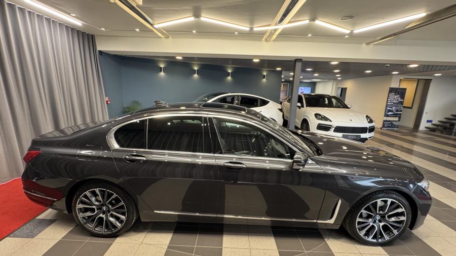 Grey BMW 740 2021 in Riga, with an engine capacity of 3.00 L and mileage of 121 thousand km for 41990 €, photo 4 on AUTOMOTO.COM.LV