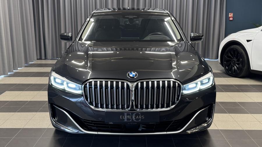 Grey BMW 740 2021 in Riga, with an engine capacity of 3.00 L and mileage of 121 thousand km for 41990 €, photo 8 on AUTOMOTO.COM.LV