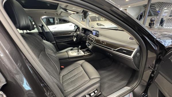 Grey BMW 740 2021 in Riga, with an engine capacity of 3.00 L and mileage of 121 thousand km for 41990 €, photo 10 on AUTOMOTO.COM.LV