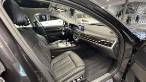 Grey BMW 740 2021 in Riga, with an engine capacity of 3.00 L and mileage of 121 thousand km for 41990 €, photo 11 on AUTOMOTO.COM.LV