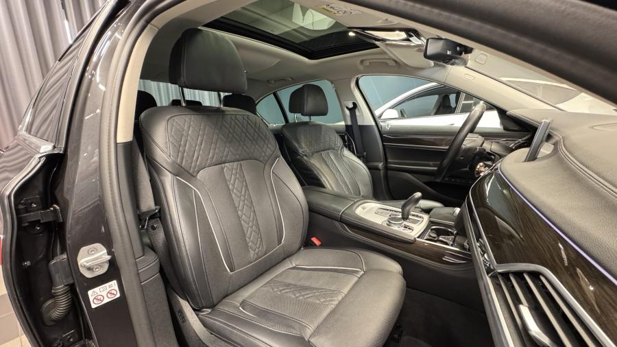 Grey BMW 740 2021 in Riga, with an engine capacity of 3.00 L and mileage of 121 thousand km for 41990 €, photo 12 on AUTOMOTO.COM.LV