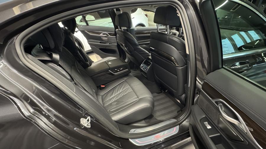 Grey BMW 740 2021 in Riga, with an engine capacity of 3.00 L and mileage of 121 thousand km for 41990 €, photo 13 on AUTOMOTO.COM.LV