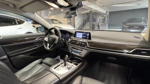 Grey BMW 740 2021 in Riga, with an engine capacity of 3.00 L and mileage of 121 thousand km for 41990 €, photo 14 on AUTOMOTO.COM.LV