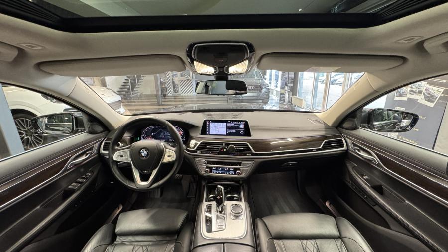 Grey BMW 740 2021 in Riga, with an engine capacity of 3.00 L and mileage of 121 thousand km for 41990 €, photo 16 on AUTOMOTO.COM.LV