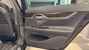 Grey BMW 740 2021 in Riga, with an engine capacity of 3.00 L and mileage of 121 thousand km for 41990 €, photo 18 on AUTOMOTO.COM.LV