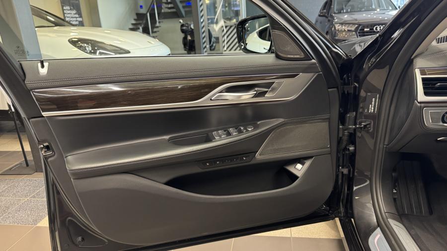 Grey BMW 740 2021 in Riga, with an engine capacity of 3.00 L and mileage of 121 thousand km for 41990 €, photo 20 on AUTOMOTO.COM.LV