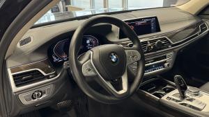 Grey BMW 740 2021 in Riga, with an engine capacity of 3.00 L and mileage of 121 thousand km for 41990 €, photo 21 on AUTOMOTO.COM.LV