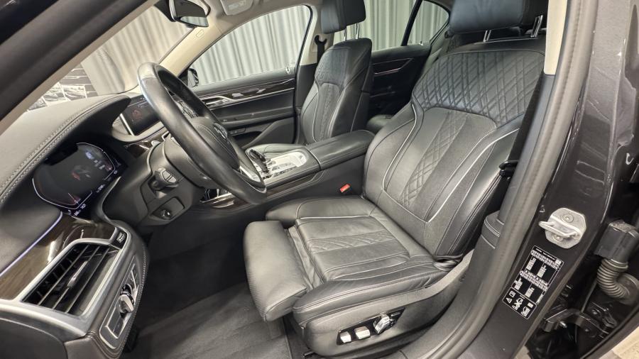 Grey BMW 740 2021 in Riga, with an engine capacity of 3.00 L and mileage of 121 thousand km for 41990 €, photo 22 on AUTOMOTO.COM.LV