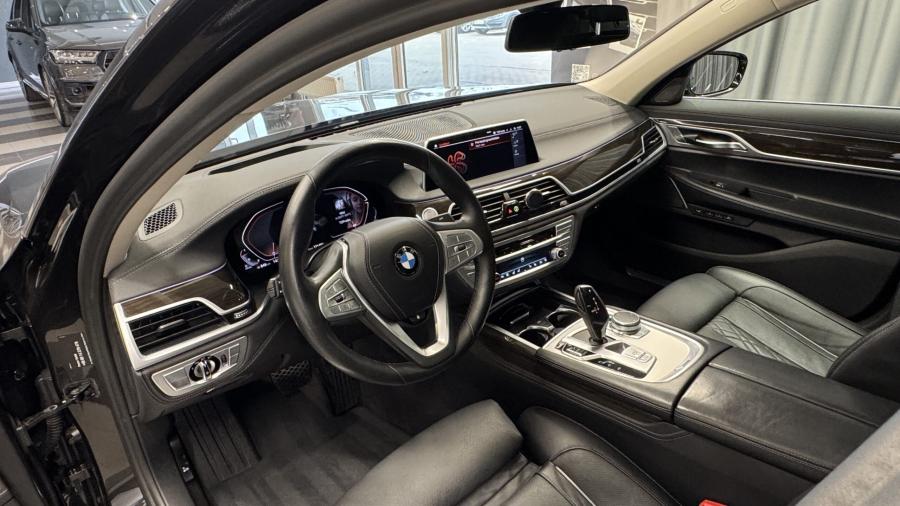 Grey BMW 740 2021 in Riga, with an engine capacity of 3.00 L and mileage of 121 thousand km for 41990 €, photo 23 on AUTOMOTO.COM.LV