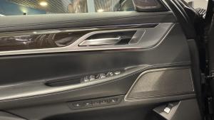 Grey BMW 740 2021 in Riga, with an engine capacity of 3.00 L and mileage of 121 thousand km for 41990 €, photo 26 on AUTOMOTO.COM.LV