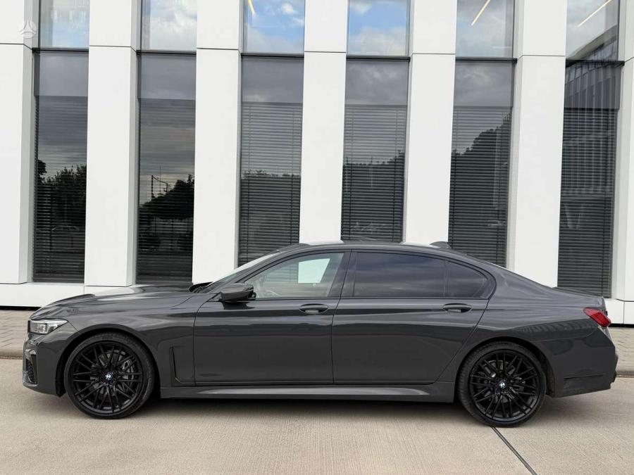 Pelēks BMW 740 2022 Viļņa, ar dzinēja tilpumu 3.00 L un nobraukumu 42 tūkst. km par 49800 €, foto 3 vietnē AUTOMOTO.COM.LV