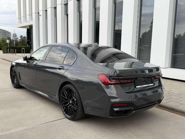 Pelēks BMW 740 2022 Viļņa, ar dzinēja tilpumu 3.00 L un nobraukumu 42 tūkst. km par 49800 €, foto 4 vietnē AUTOMOTO.COM.LV