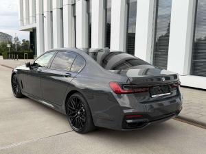 Pelēks BMW 740 2022 Viļņa, ar dzinēja tilpumu 3.00 L un nobraukumu 42 tūkst. km par 49800 €, foto 4 vietnē AUTOMOTO.COM.LV