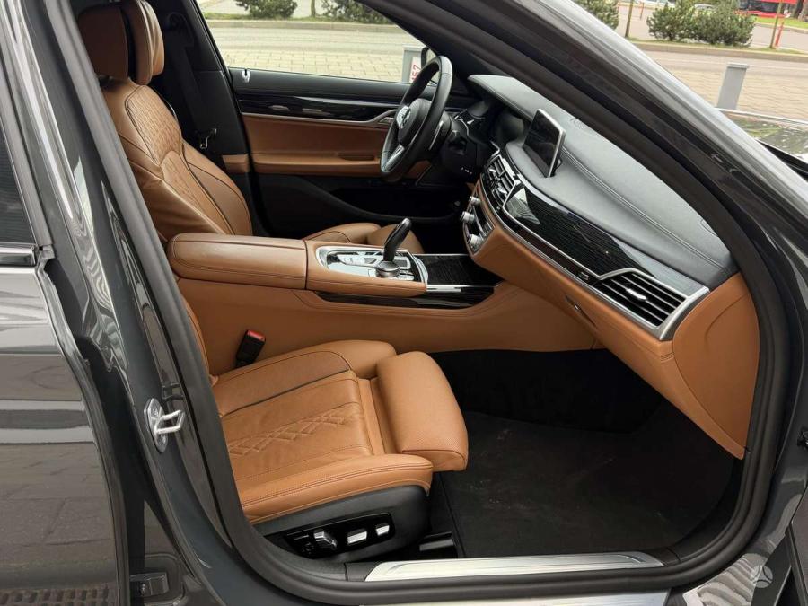 Pelēks BMW 740 2022 Viļņa, ar dzinēja tilpumu 3.00 L un nobraukumu 42 tūkst. km par 49800 €, foto 14 vietnē AUTOMOTO.COM.LV