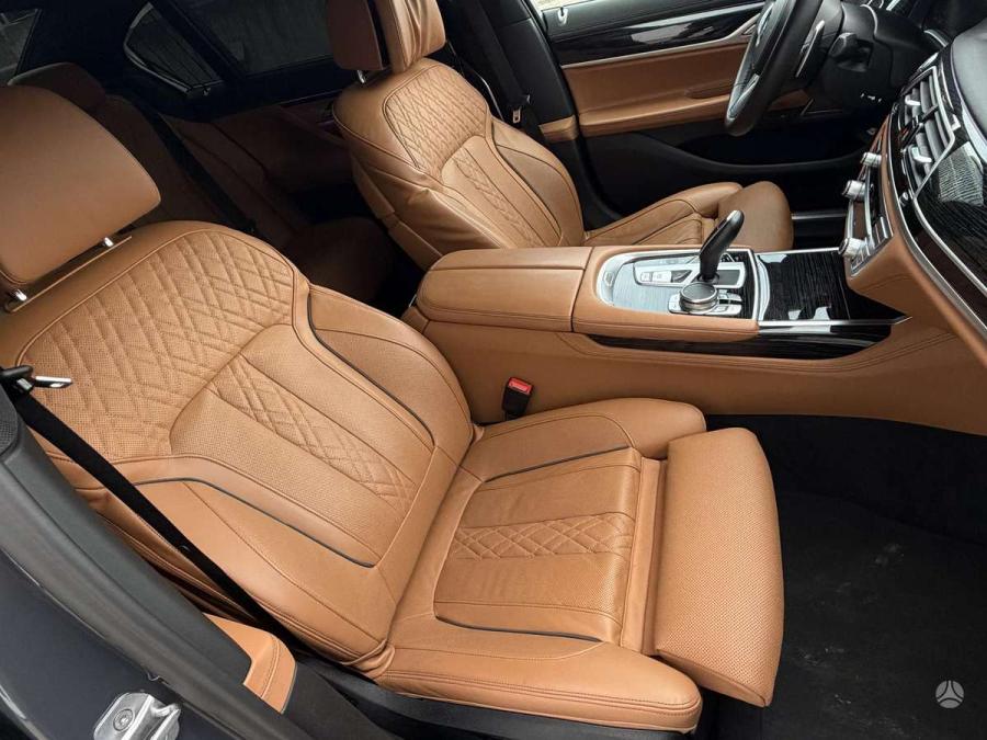 Pelēks BMW 740 2022 Viļņa, ar dzinēja tilpumu 3.00 L un nobraukumu 42 tūkst. km par 49800 €, foto 18 vietnē AUTOMOTO.COM.LV