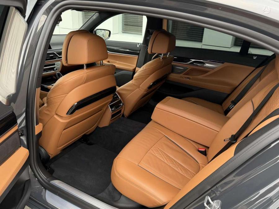 Pelēks BMW 740 2022 Viļņa, ar dzinēja tilpumu 3.00 L un nobraukumu 42 tūkst. km par 49800 €, foto 21 vietnē AUTOMOTO.COM.LV