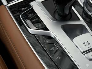 Pelēks BMW 740 2022 Viļņa, ar dzinēja tilpumu 3.00 L un nobraukumu 42 tūkst. km par 49800 €, foto 35 vietnē AUTOMOTO.COM.LV
