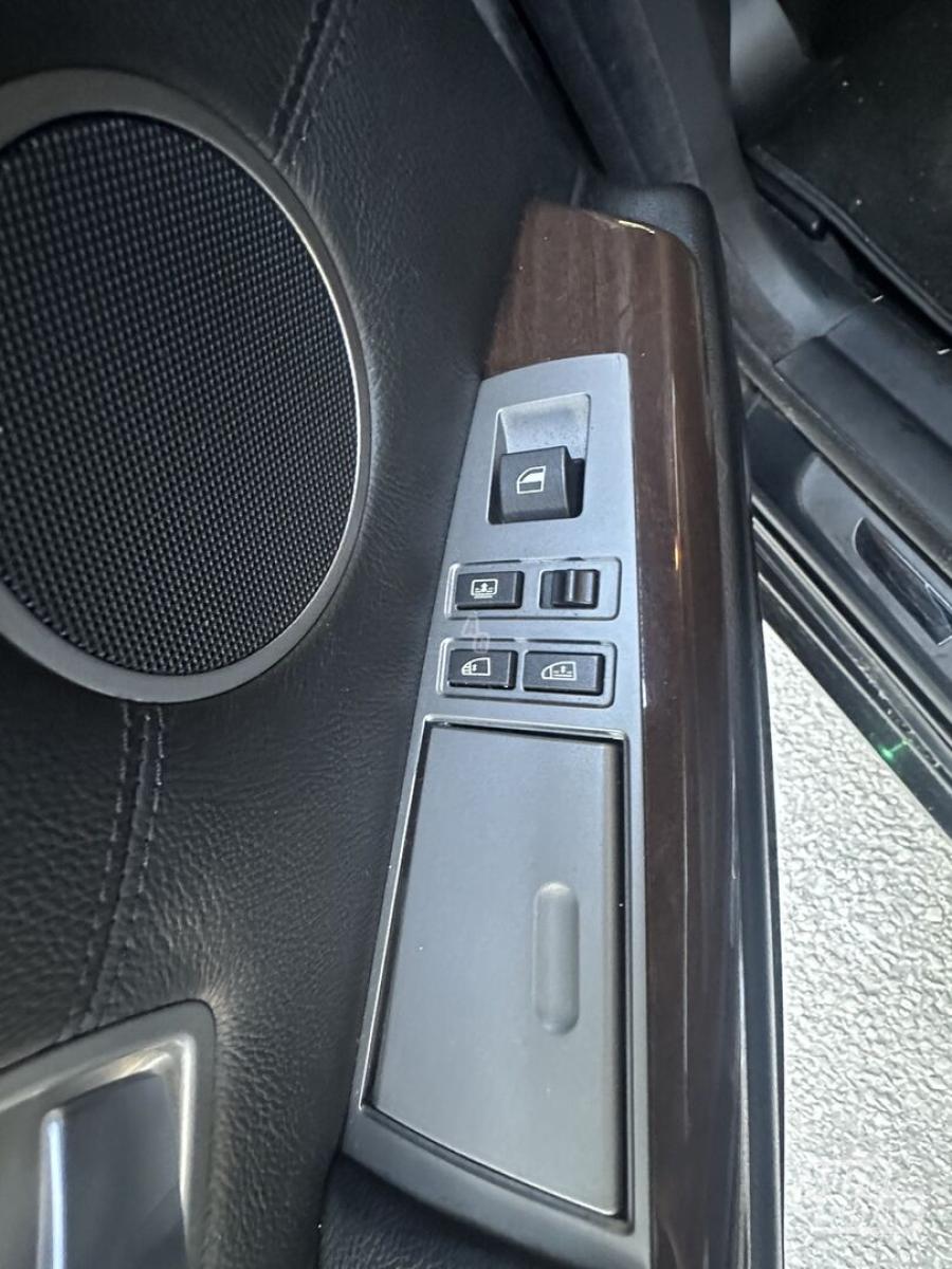 BMW 740 2006 in Klaipeda, with an engine capacity of 4.00 L and mileage of 273 thousand km for 2250 €, photo 20 on AUTOMOTO.COM.LV