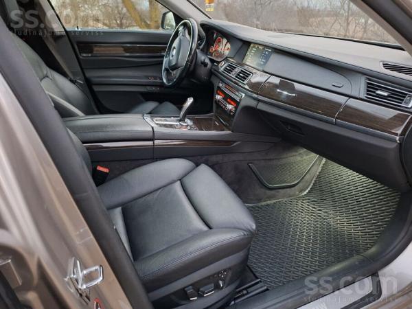 BMW 740 2009 in Liepaja, with an engine capacity of 3.00 L and mileage of 204 thousand km for 8600 €, photo 7 on AUTOMOTO.COM.LV