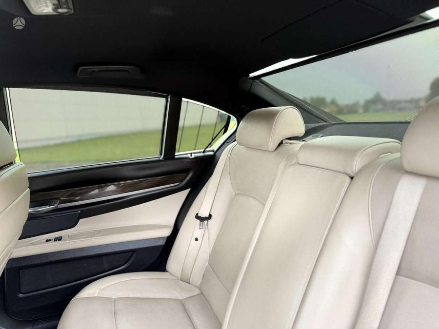 BMW 740 2009 in Radviliskis, with an engine capacity of 3.00 L and mileage of 262 thousand km for 6900 €, photo 32 on AUTOMOTO.COM.LV