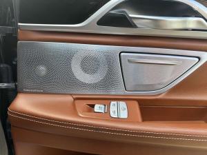 BMW 740 2017 in Marijampole, with an engine capacity of 2.99 L and mileage of 161 thousand km for 31000 €, photo 14 on AUTOMOTO.COM.LV
