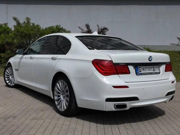White BMW 740 2009 in Riga, with an engine capacity of 3.00 L and mileage of 388 thousand km for 8990 €, photo 4 on AUTOMOTO.COM.LV