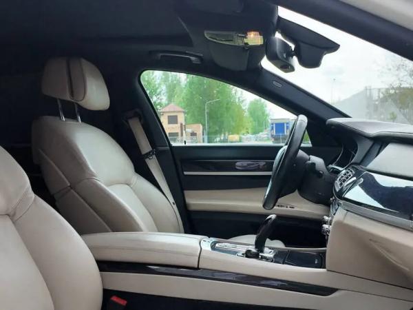 White BMW 740 2009 in Riga, with an engine capacity of 3.00 L and mileage of 388 thousand km for 8990 €, photo 7 on AUTOMOTO.COM.LV