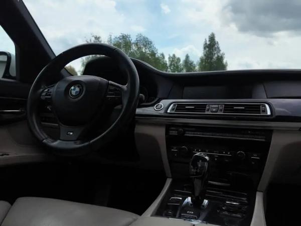 White BMW 740 2009 in Riga, with an engine capacity of 3.00 L and mileage of 388 thousand km for 8990 €, photo 8 on AUTOMOTO.COM.LV