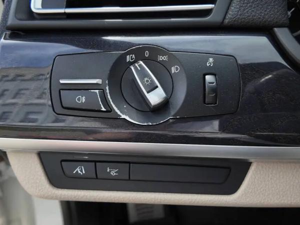 White BMW 740 2009 in Riga, with an engine capacity of 3.00 L and mileage of 388 thousand km for 8990 €, photo 9 on AUTOMOTO.COM.LV
