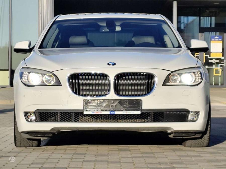 White BMW 740 2010 in Siauliai, with an engine capacity of 3.00 L and mileage of 186 thousand km for 9990 €, photo 2 on AUTOMOTO.COM.LV