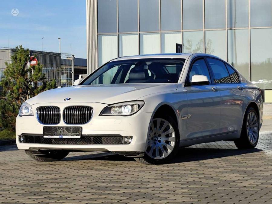 White BMW 740 2010 in Siauliai, with an engine capacity of 3.00 L and mileage of 186 thousand km for 9990 €, photo 3 on AUTOMOTO.COM.LV