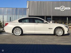 White BMW 740 2010 in Siauliai, with an engine capacity of 3.00 L and mileage of 186 thousand km for 9990 €, photo 9 on AUTOMOTO.COM.LV