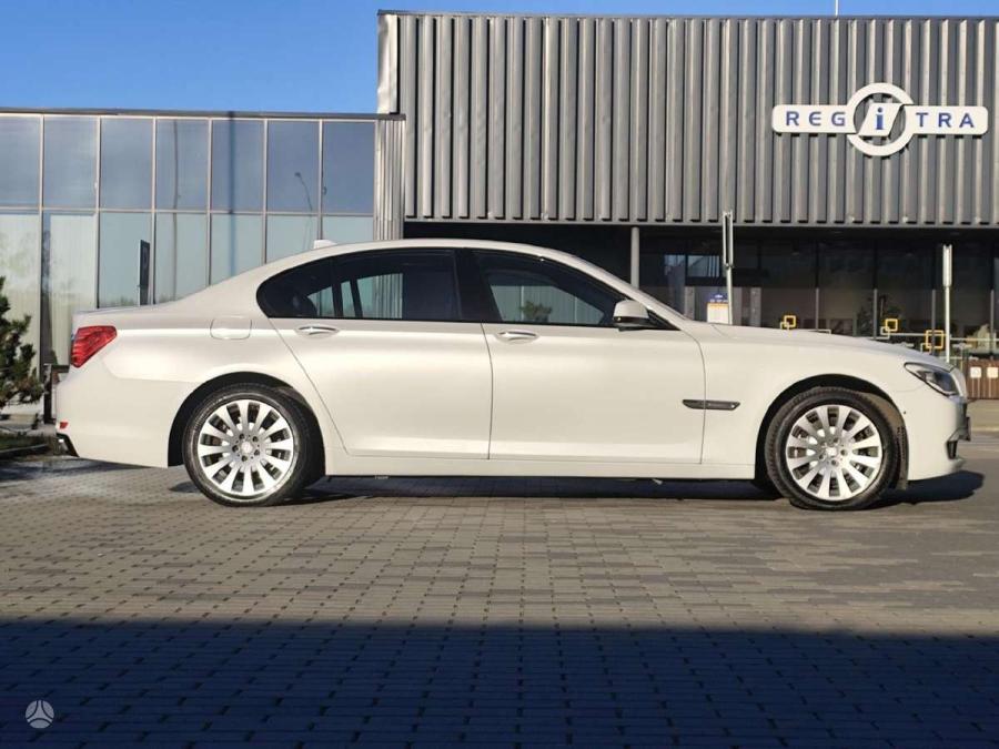White BMW 740 2010 in Siauliai, with an engine capacity of 3.00 L and mileage of 186 thousand km for 9990 €, photo 9 on AUTOMOTO.COM.LV